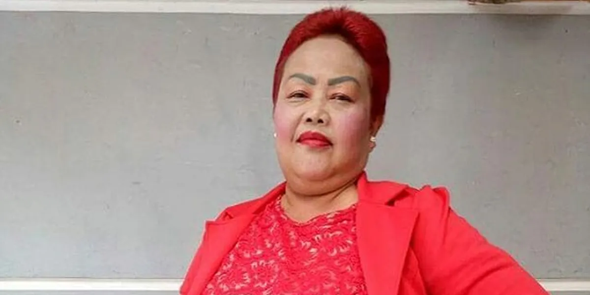 Neti Herawati, Sosok Asli di Balik Wajah Bude Sumiyati Yang Viral ...