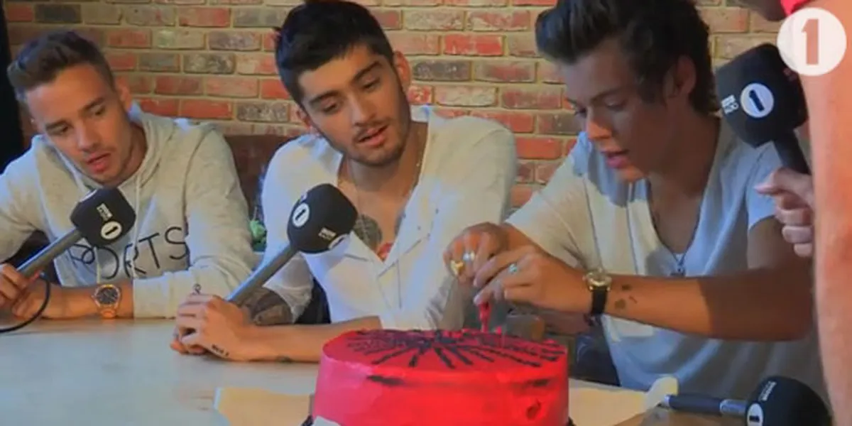 One Direction Santap Kue Bertuliskan Nama Fans - KapanLagi.com