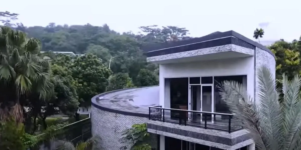 Potret Desain Unik Rumah Dokter Boyke yang Mirip Keong, Futuristik dengan Pemandangan Gunung ...