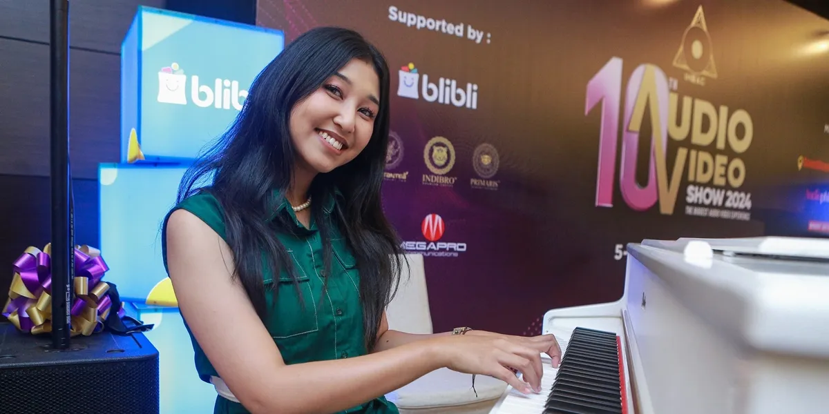 Reyna Qotrunnada Bernostalgia Tampil di IHEAC Audio Video Show 2024 - KapanLagi.com