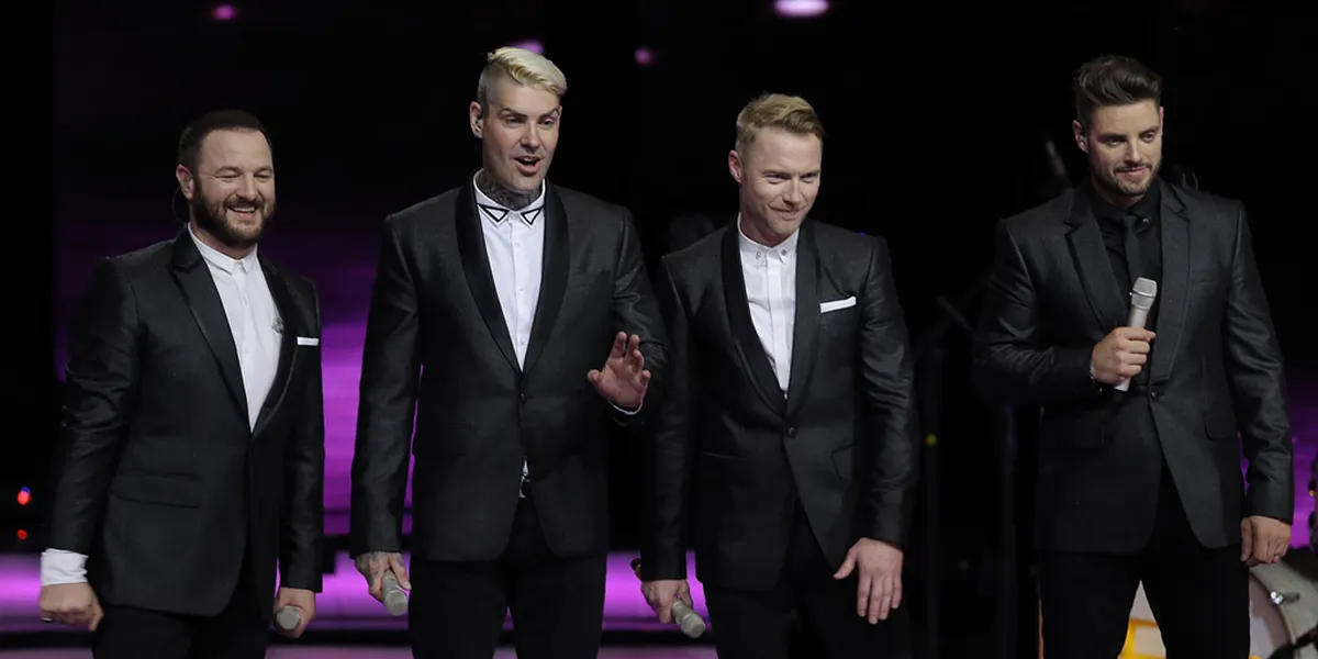 'Sebelum Akhiri Konser', Boyzone Tampil Pakai Bando - KapanLagi.com