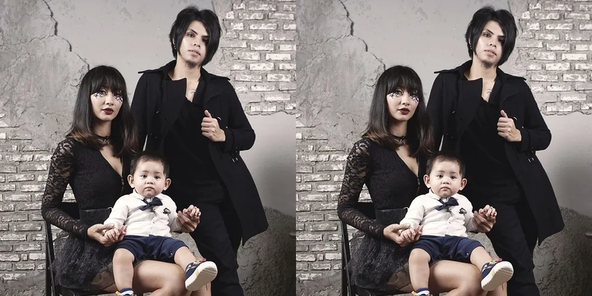 Tak Biasa! Foto Keluarga, Axel Andaviar Pilih Tema Emo - KapanLagi.com