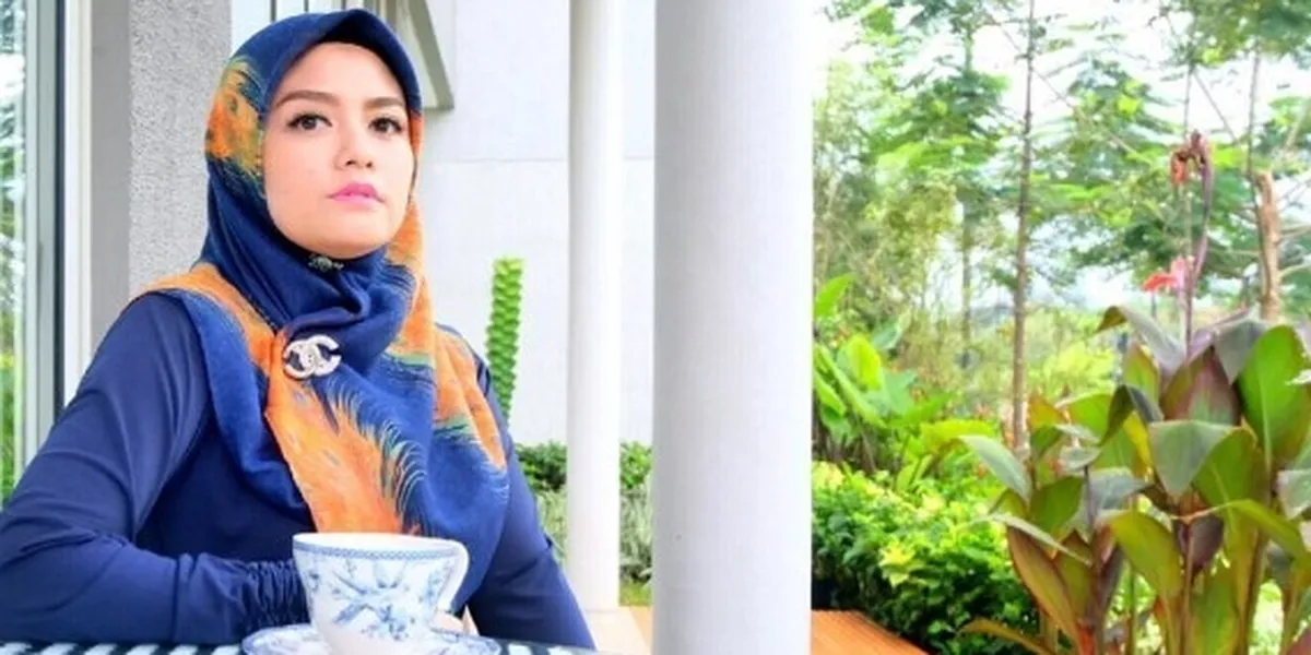 Tampil Cantik Berhijab, Ini Tanggapan Suami Tika Ramlan - KapanLagi.com