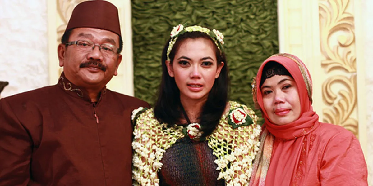 Tradisi Yang Makin Pudar - Puri Mahadewi Jalani Siraman - KapanLagi.com