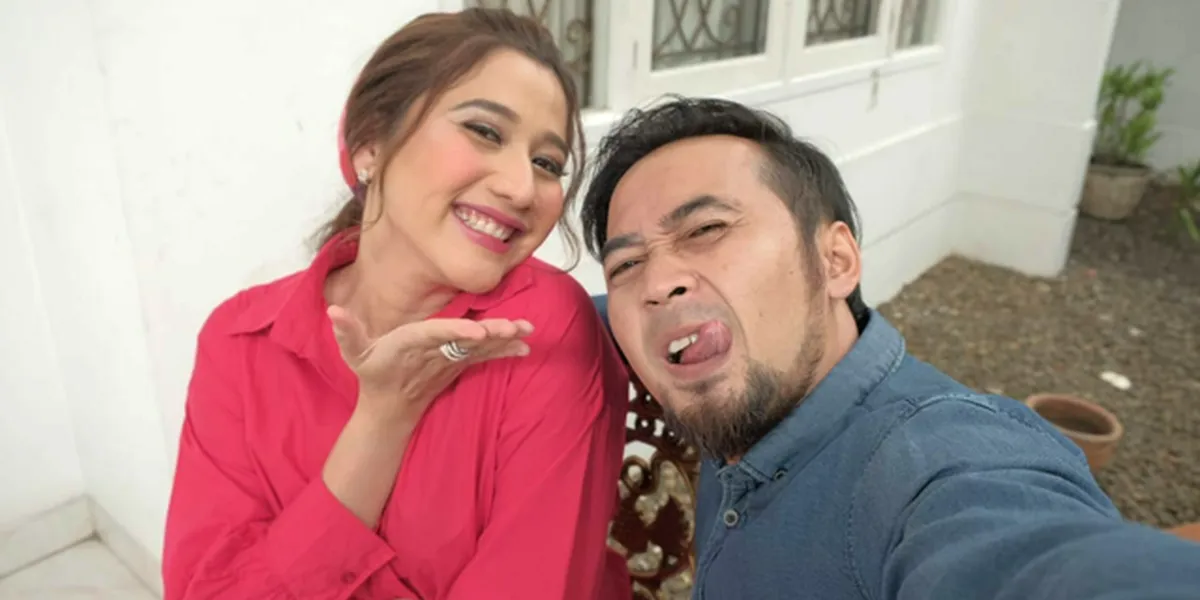 Vokalis Hello Band Digandeng Mesra Perempuan Cantik, Ada Apa ...