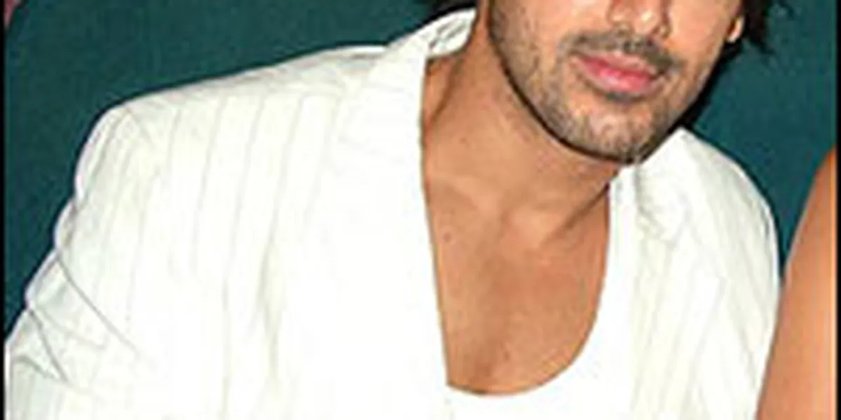 John Abraham Bawa Kegemarannya Bersepeda di Film - KapanLagi.com