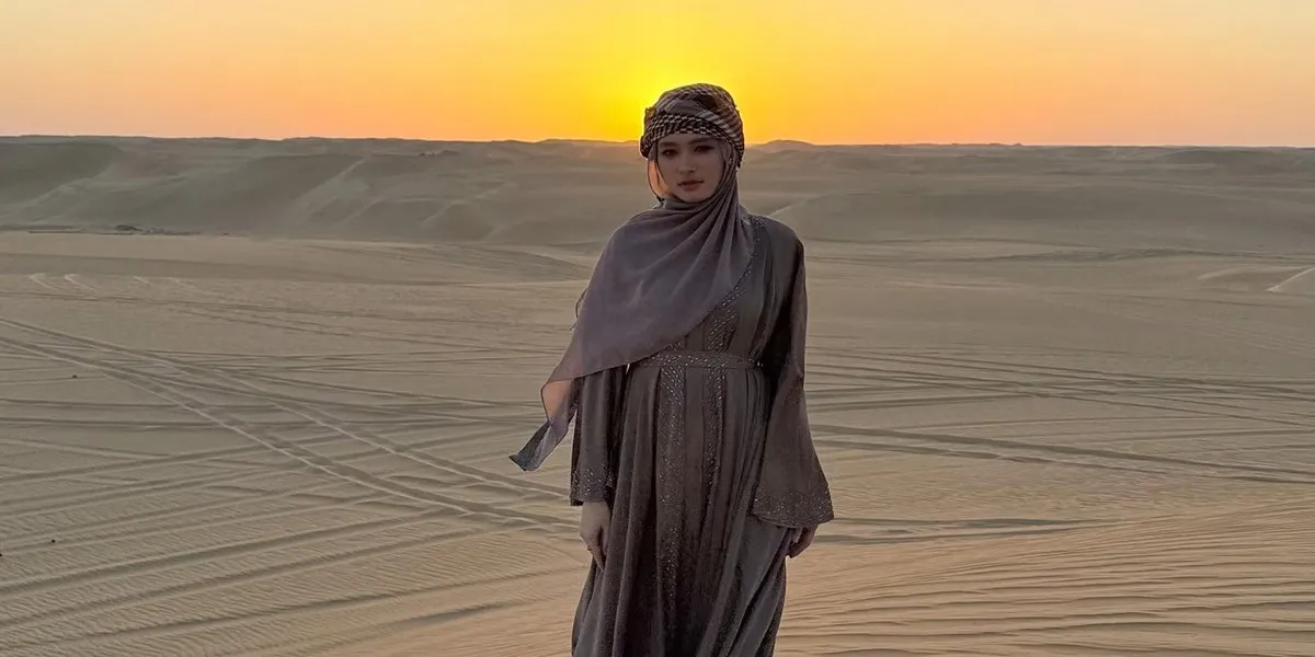 12 Potret Inara Rusli saat di Gurun Pasir Sahara, Penampilannya Tetap ...