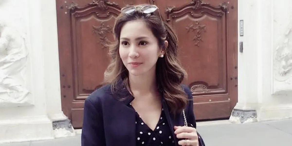 FOTO: Potret Cantik dan Elok Bunga Zainal Saat Berada di Austria ...