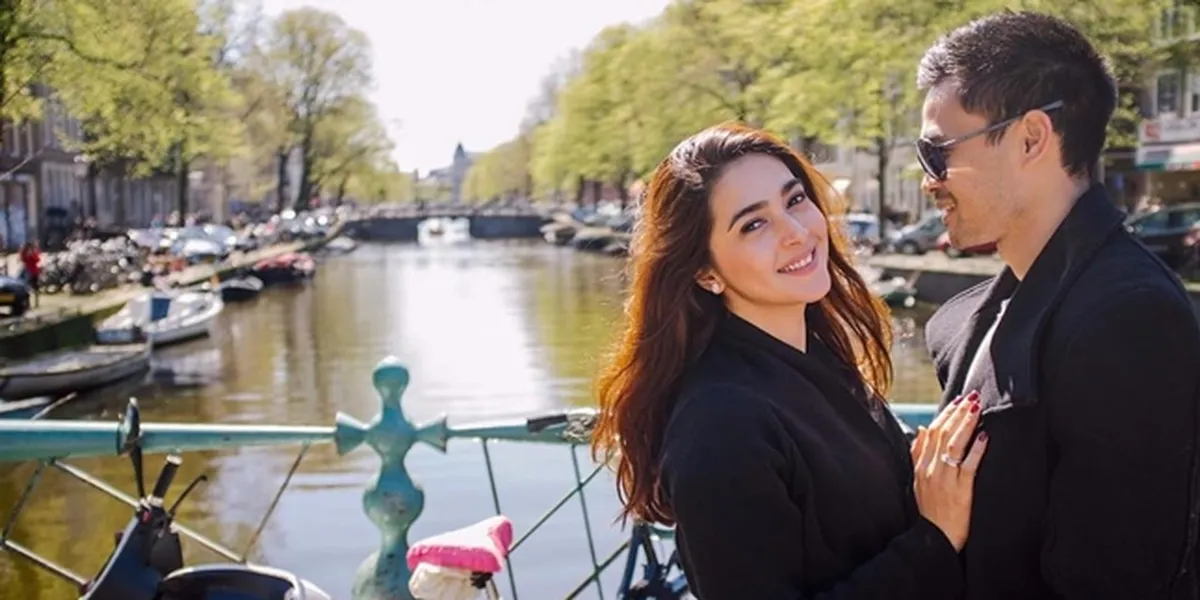 Romantis, Nabila Syakieb - Reshwara Radinal Tinggal di Belanda ...