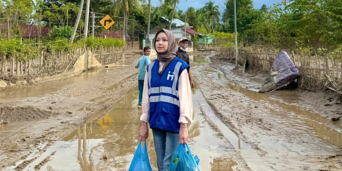 Regina Phoenix Bantu Langsung Korban Banjir di Aceh - KapanLagi.com