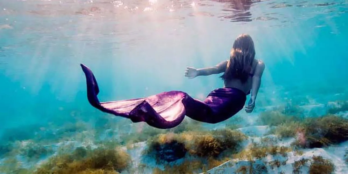 Sacha Kalis, Sosok 'Putri Duyung' Yang Bikin Pria Klepek-Klepek ...