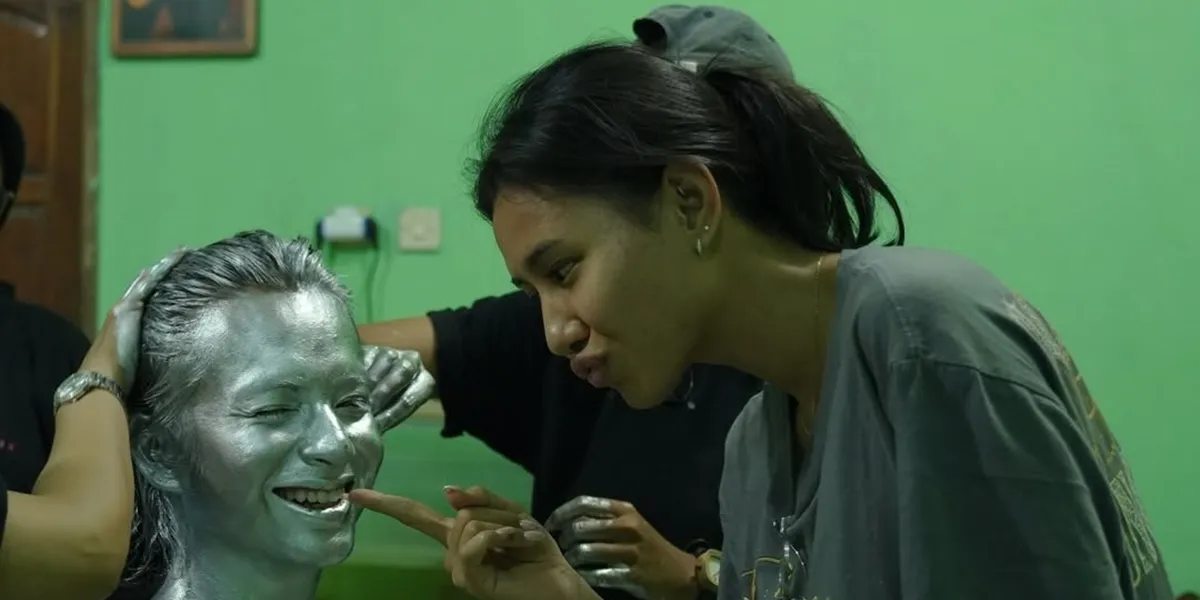 Shenina Cinnamon Setia Temani Angga Yunanda Syuting Film PARA PERASUK ...