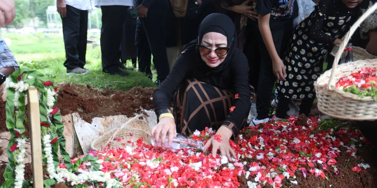 Tangis Venna Melinda Pecah di Pusara Sang Ayah, Vania Setia Dampingi ...