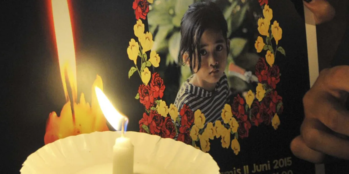 Warga Jakarta Nyalakan Seribu Lilin Untuk Angeline di Bundaran HI ...