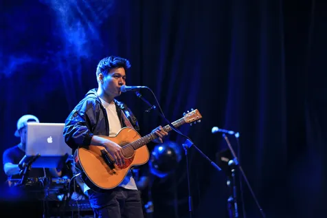 5 Penyanyi Cowok Indonesia Yang Lagunya Bisa Manisin Momen Ngabuburit ...