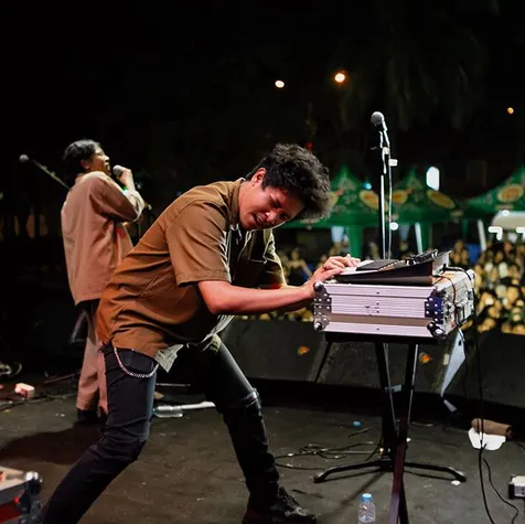 5 Penyanyi Cowok Indonesia Yang Lagunya Bisa Manisin Momen Ngabuburit ...