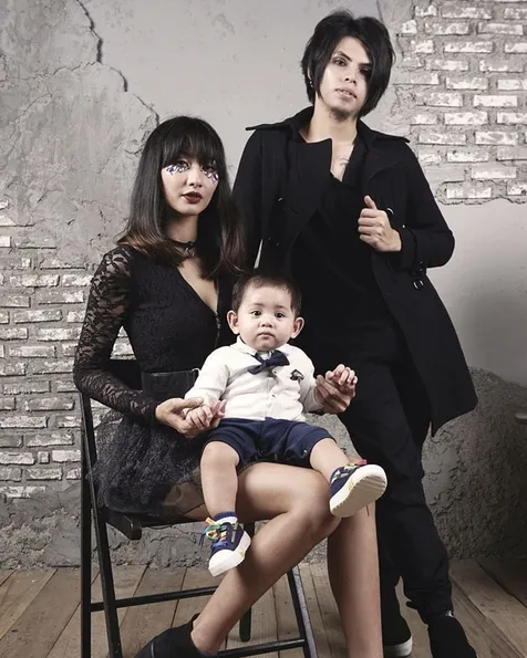 Tak Biasa! Foto Keluarga, Axel Andaviar Pilih Tema Emo - KapanLagi.com