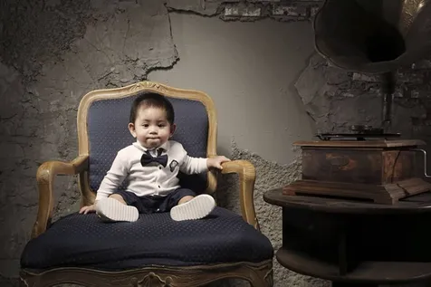 Tak Biasa! Foto Keluarga, Axel Andaviar Pilih Tema Emo - KapanLagi.com