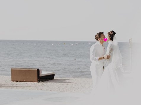 Momen Ciuman Pertama Dimas Anggara dan Nadine Chandrawinata Usai Resmi Menikah - KapanLagi.com