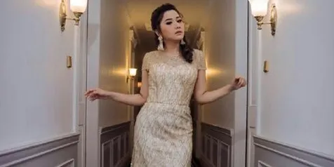 Vokalis Hello Band Digandeng Mesra Perempuan Cantik, Ada Apa ...