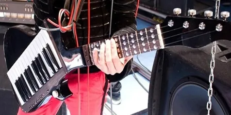 7 Gitar Unik Matt Bellamy, Frontman Muse - KapanLagi.com