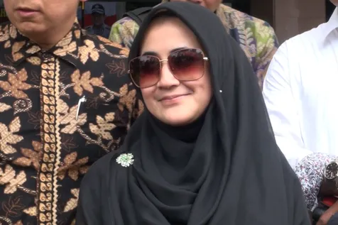 Pipik Dian Irawati Tanpa Jilbab