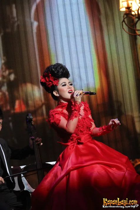 Syahrini Siapkan Kostum 30Kg dan Mic Dari Emas - KapanLagi.com