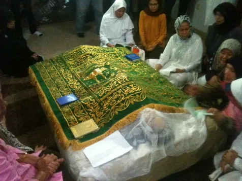 Tata Dado Dimakamkan Bertumpuk di Makam Sang Ayah - KapanLagi.com