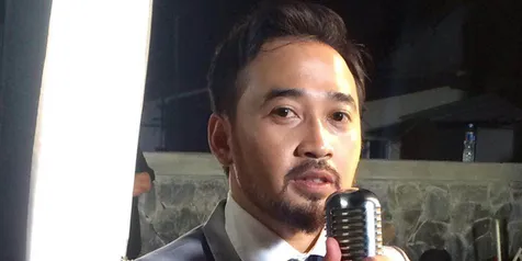 Vokalis Hello Band Digandeng Mesra Perempuan Cantik, Ada Apa ...