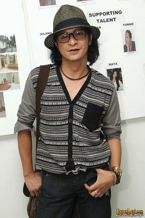 Inspirasi Lagu, Andy Rif: Rocker Juga Suka Bunga! - KapanLagi.com