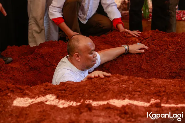 10 Portraits of Grief at the Funeral of Edwin Bejo's Mother, His Father ...
