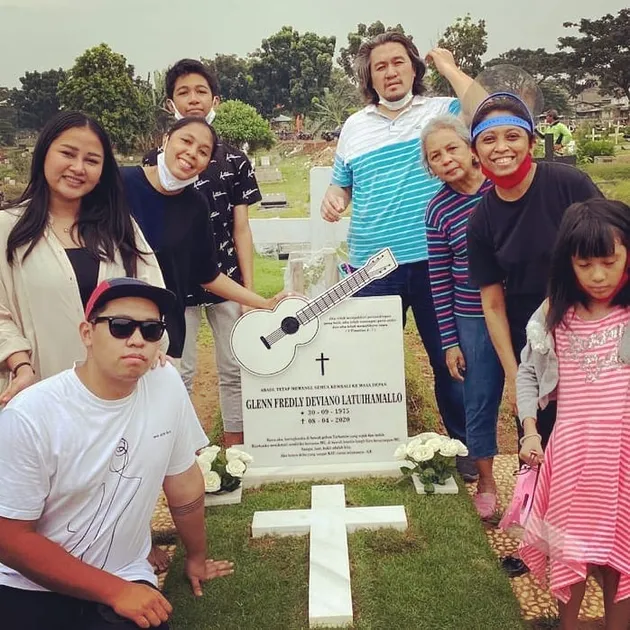 4 Unique Photos of Glenn Fredly's Tomb, Shaped Like a Guitar & Clean White