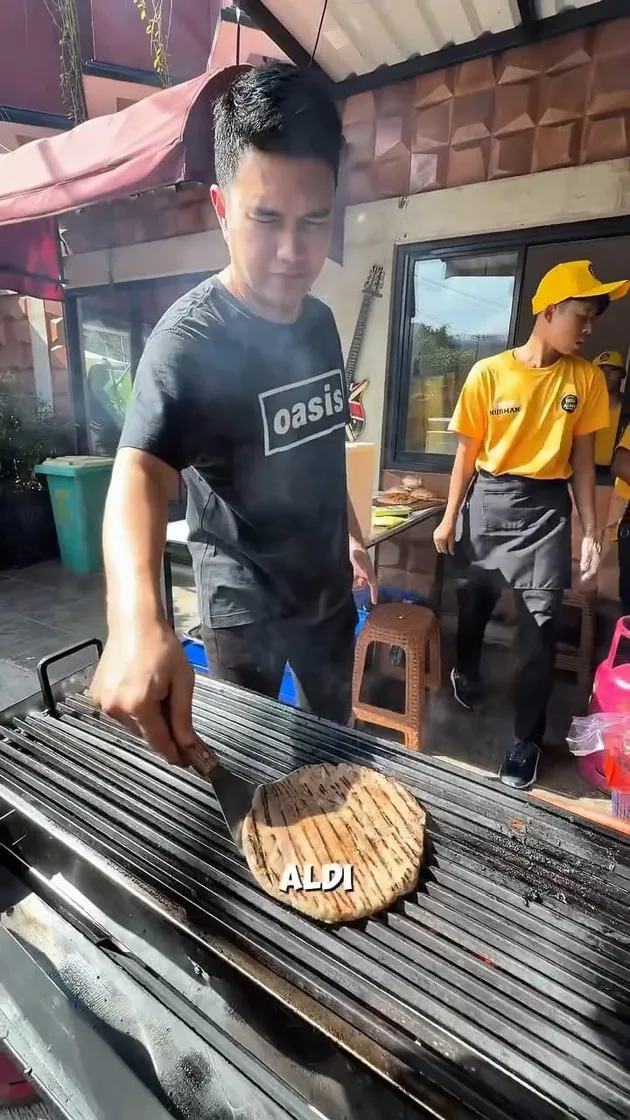 7 Potret Aldi Taher yang Kini Jualan Burger, Bikin Patty dan Mayones ...
