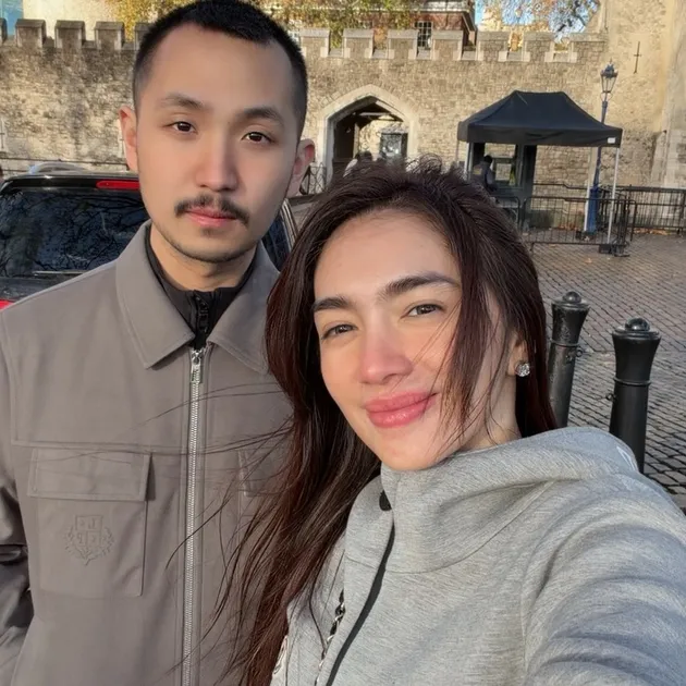 7 Portraits of Angel Karamoy on Vacation with Her Boyfriend in England ...