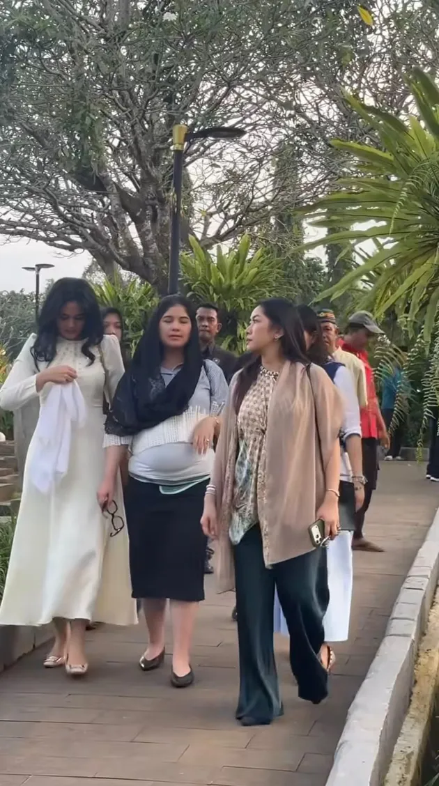 7 Portraits of Annisa Pohan's Baby Bump Growing Larger While Visiting ...