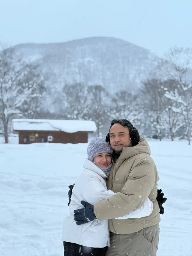 7 Photos of Bebi Romeo and Meisya Siregar Playing in the Snow Together ...