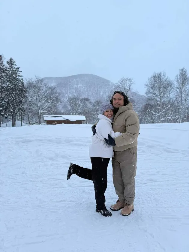 7 Photos of Bebi Romeo and Meisya Siregar Playing in the Snow Together ...