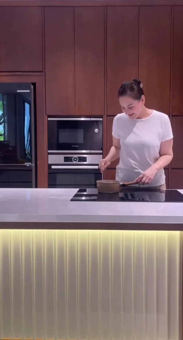 7 Photos of Mona Ratuliu's Modern and Aesthetic Kitchen, Makes Cooking ...
