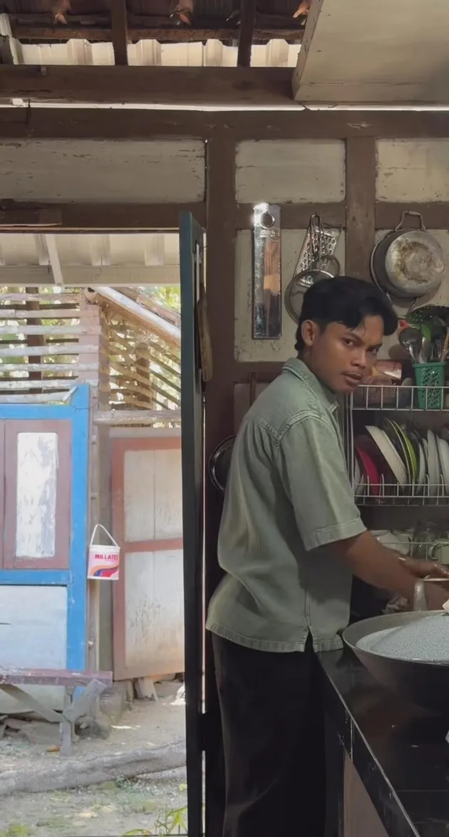 7 Photos of TikToker Ganta's Kitchen in His Hometown, Using Vintage Plates