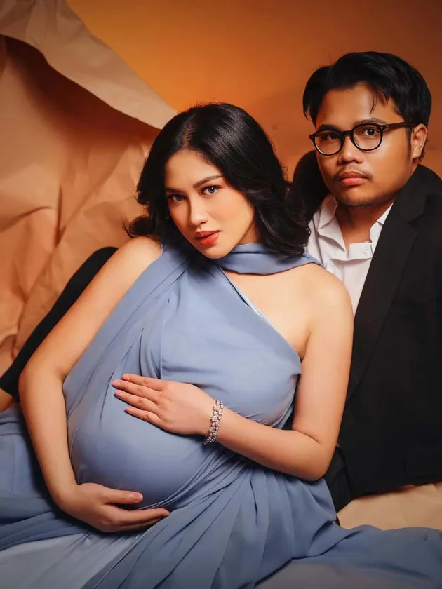 7 Portraits of Ochi Rosdiana's Maternity Shoot with Her Husband Ahead ...