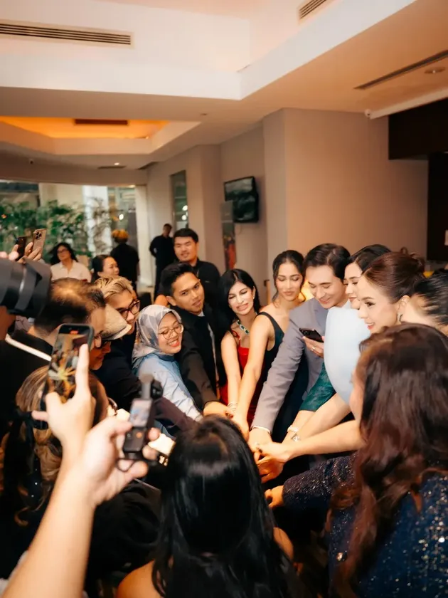 7 Photos of the Cast at the Gala Premiere of the Film 'THE LAST FLIGHT'