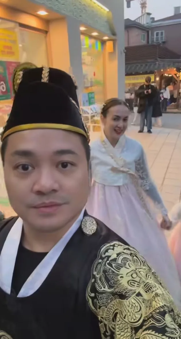 7 Photos of Rianti Cartwright with Her Husband and Child in Korea ...