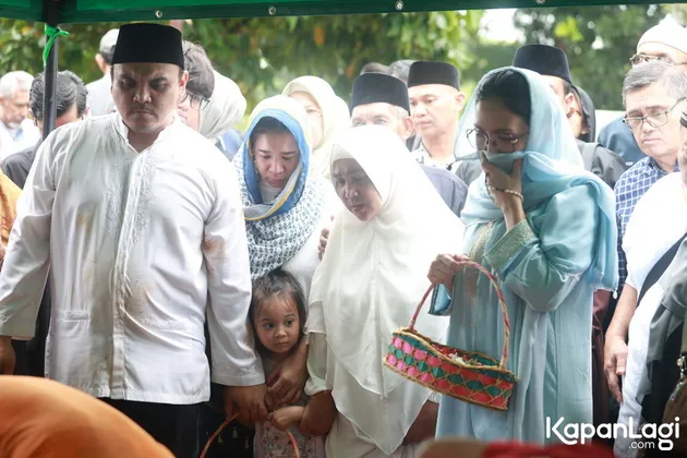 7 Potret Rieke Diah Pitaloka di Pemakaman Mat Solar, Sempat Menitikkan ...