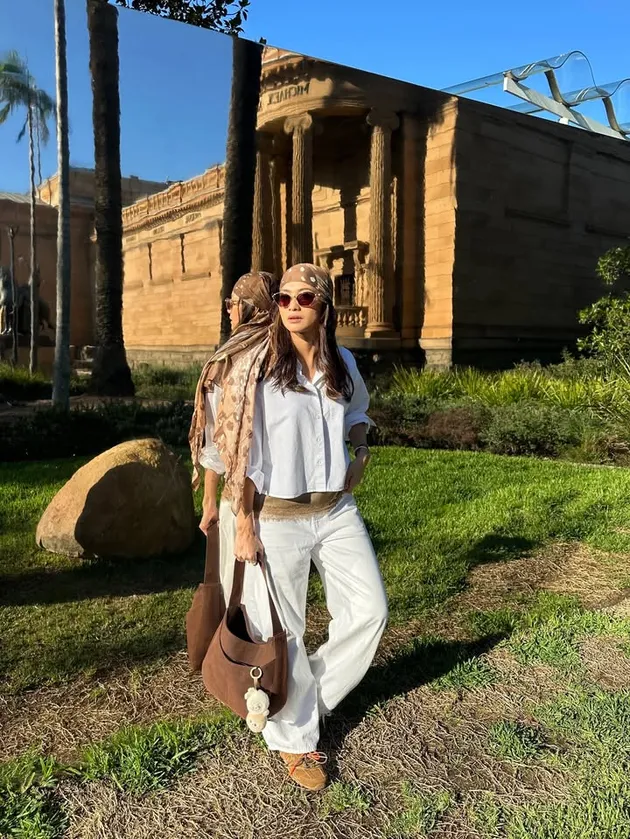 7 Photos of Rini Yulianti Spending Time in Sidney, Accompanied by Gista ...