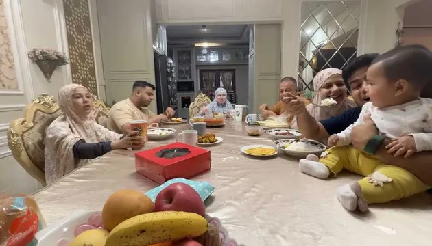 7 Photos of Fadil Jaidi's Family's First Sahur, Complete with Special ...