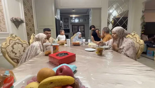 7 Photos of Fadil Jaidi's Family's First Sahur, Complete with Special ...