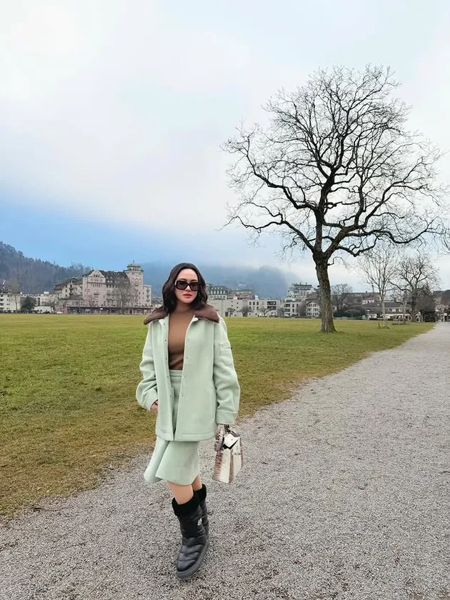 7 Photos of Shandy Aulia Carrying a Hermes Bag While on Vacation in ...