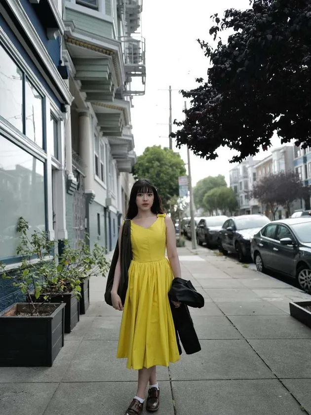 7 Potret Tiara Andini Cantik Pakai Dress Kuning, Makin Pancarkan ...