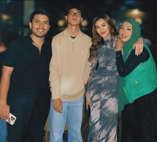 8 Potret Angelina Sondakh di Pengajian Thariq Halilintar dan Aaliyah ... 8 Potret Angelina Sondakh di Pengajian Thariq Halilintar dan Aaliyah ...