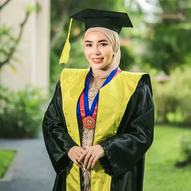 8 Potret Anna Istri Angga Wijaya Wisuda di NTB, Cantik Berkebaya ...